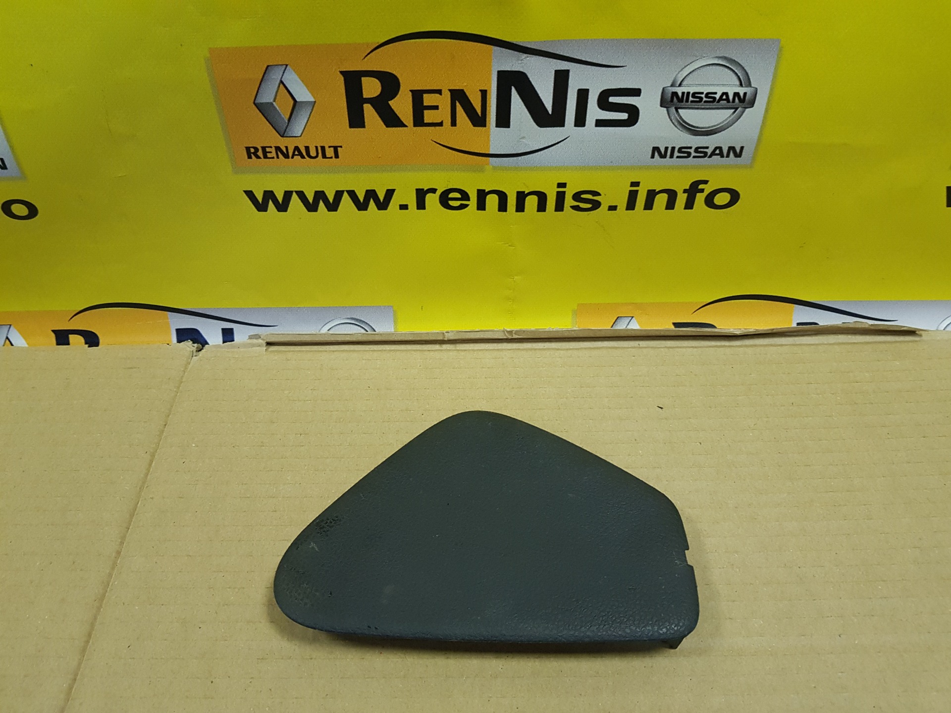 Рено Сандеро молдинг решетки радиатора новый аналог 8200763573