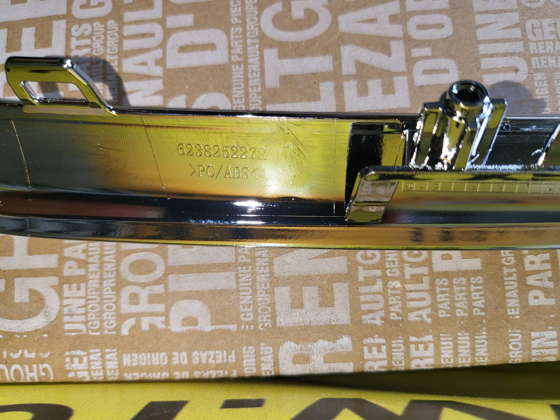 Рено Каптур хром решетки радиатора новый оригинал 623825227R