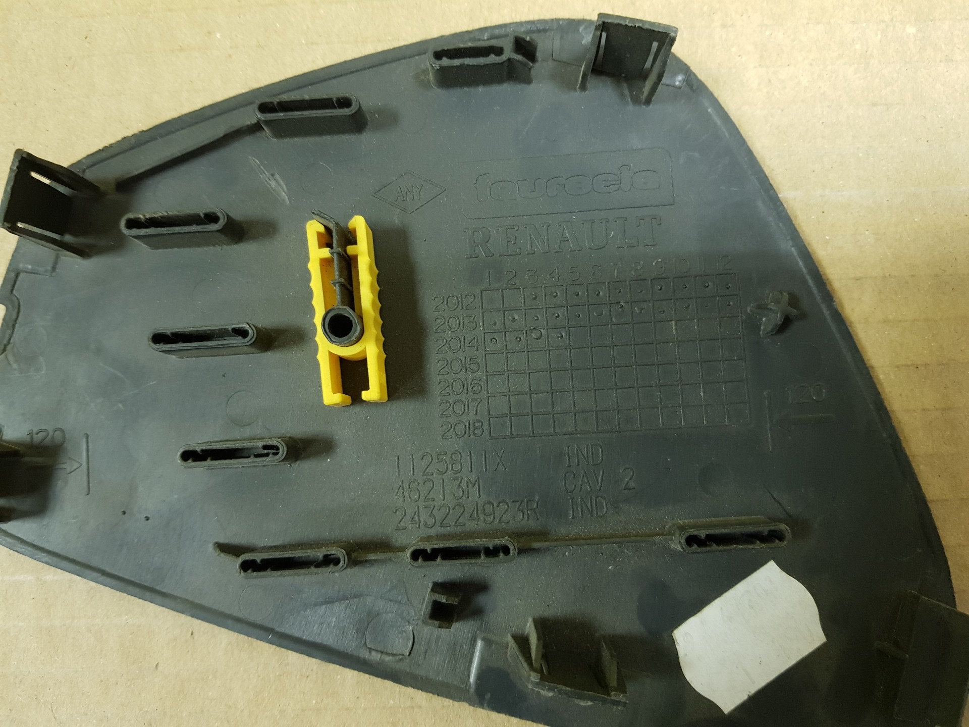 Рено Сандеро молдинг решетки радиатора новый аналог 8200763573